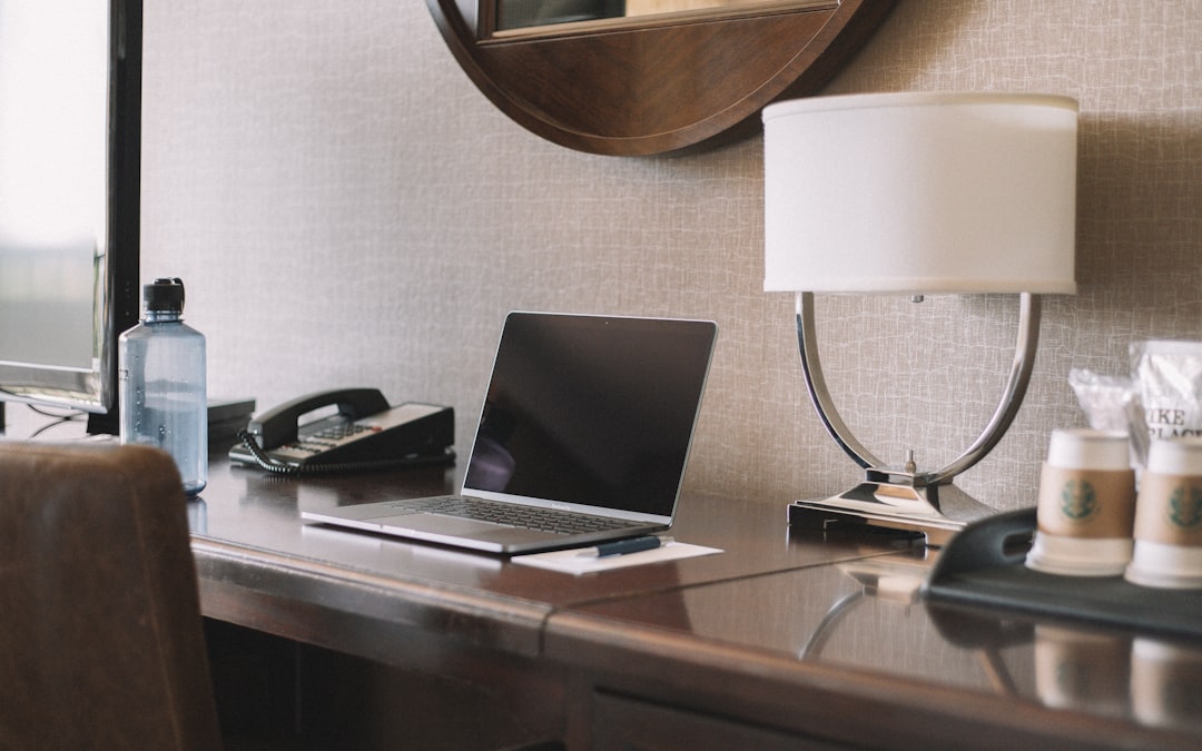 Booking vs Expedia vs Kayak 2026: cuál es más barato | Zercy
